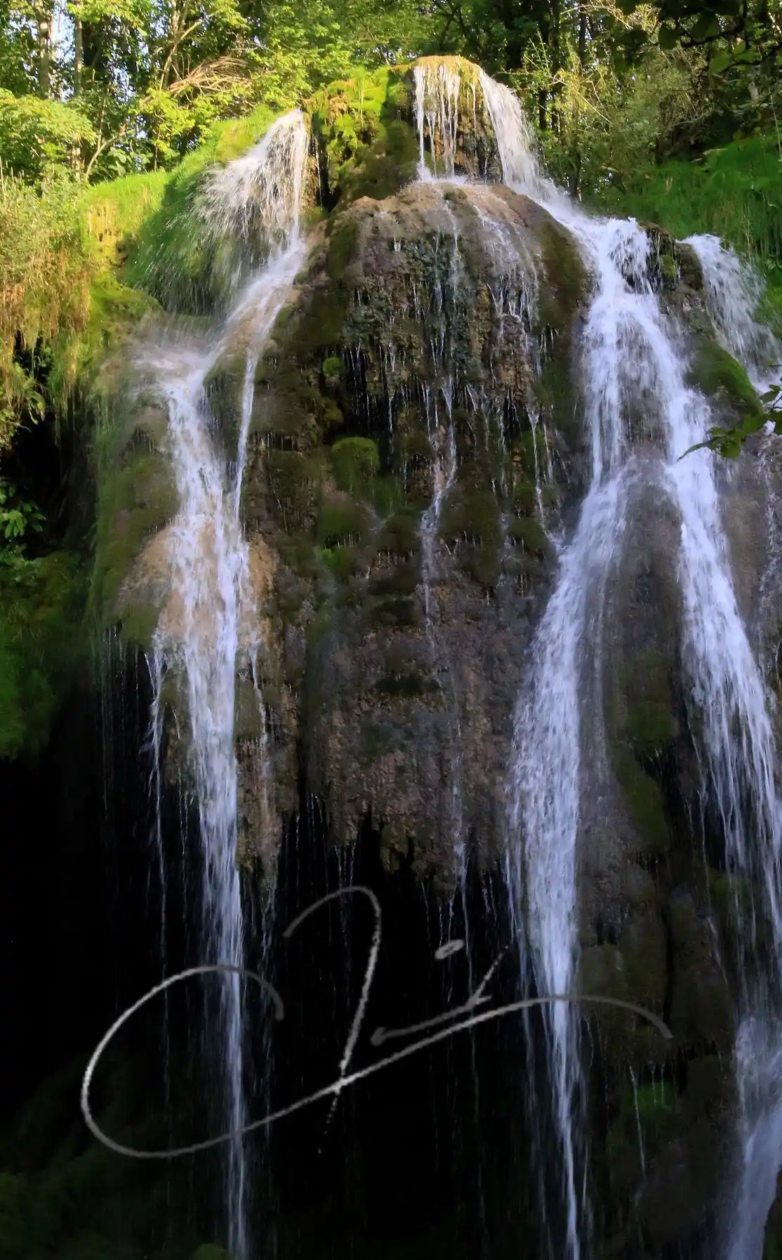 apparition insolite d un visage d'homme dans une cascade – Pépite Image